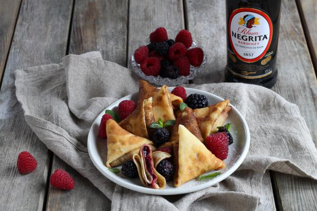 Samoussas de crêpes au rhum et compotée de fruits rouges - Negrita